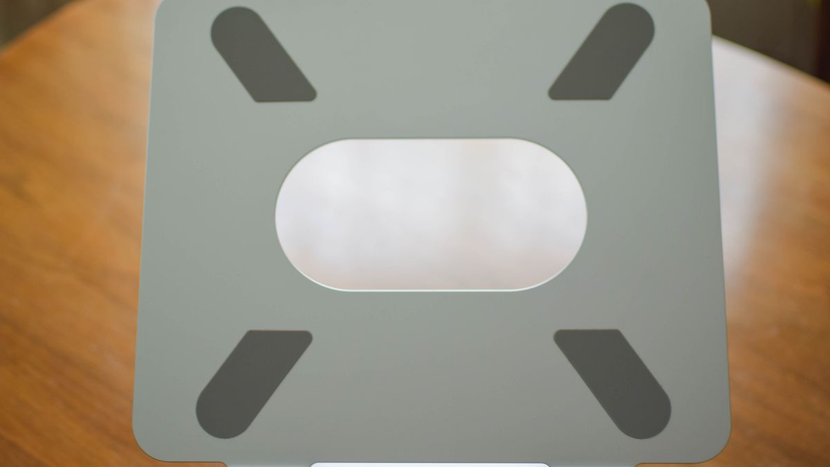 【BoYata N19 レビュー】17インチの大型ノートPCも置ける優れもの - モノモチ