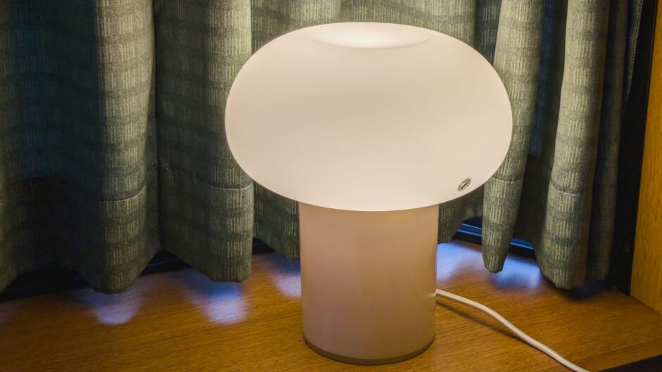 心地よい光とミニマルデザインが魅力のテーブルランプDEJSA（デイサ）レビュー！ - モノモチ