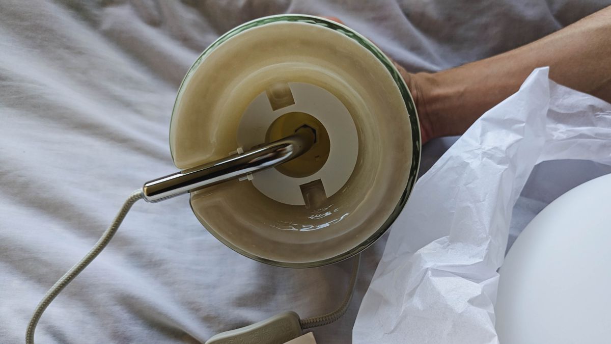 心地よい光とミニマルデザインが魅力のテーブルランプDEJSA（デイサ）レビュー！ - モノモチ