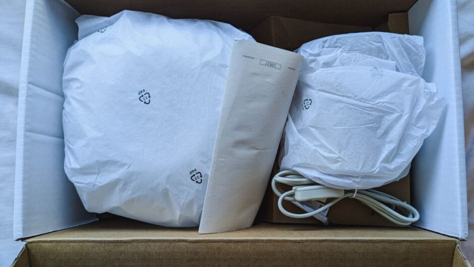 心地よい光とミニマルデザインが魅力のテーブルランプDEJSA（デイサ）レビュー！ - モノモチ